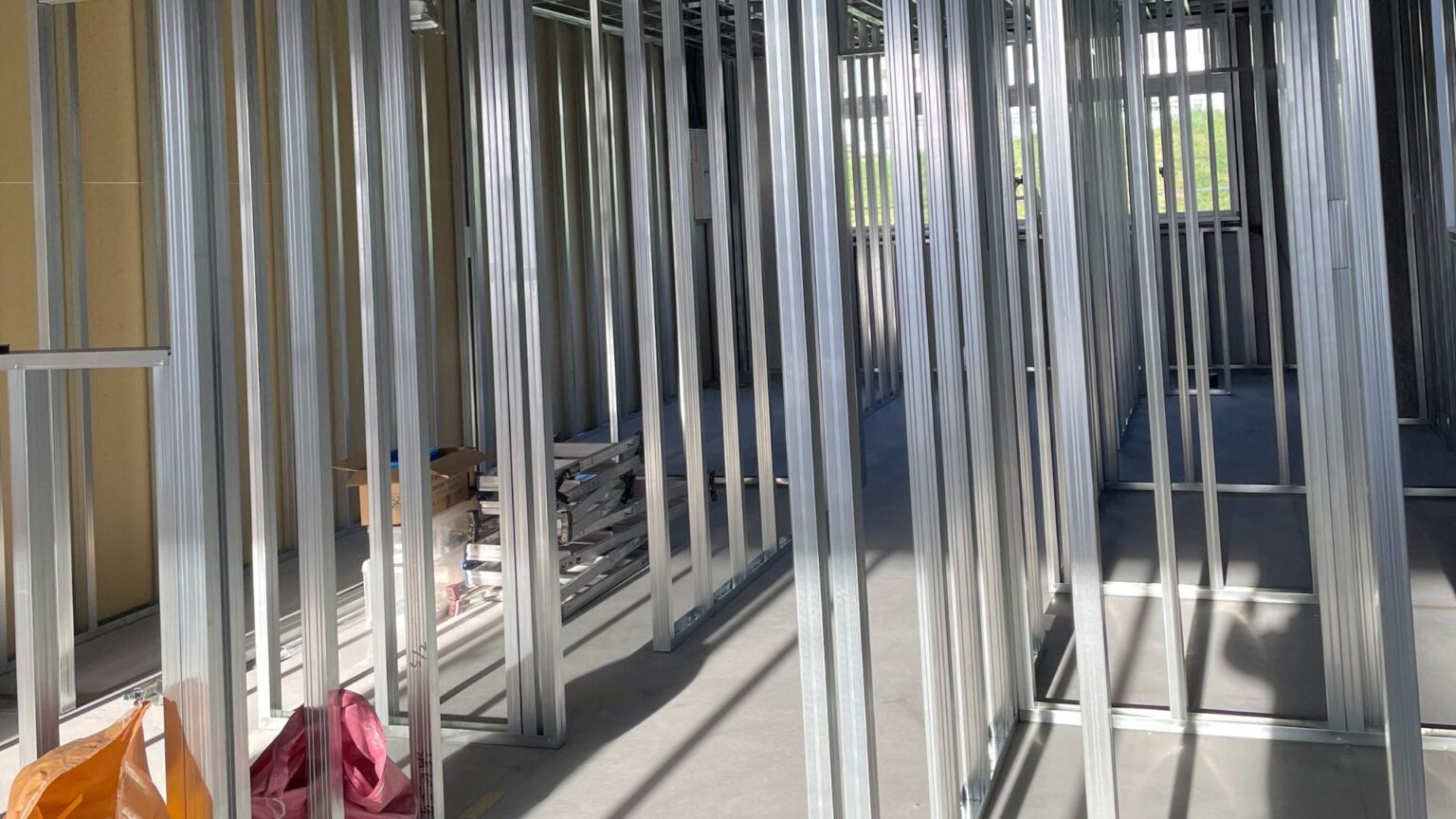 LGS（軽量鉄骨）とは？用途や規格、特徴を徹底解説 – 株式会社大久保建装